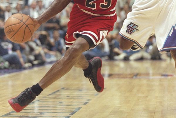 Michael Jordanin “flu gamen” kengät myytiin ennätyshintaan - SuomiKoris