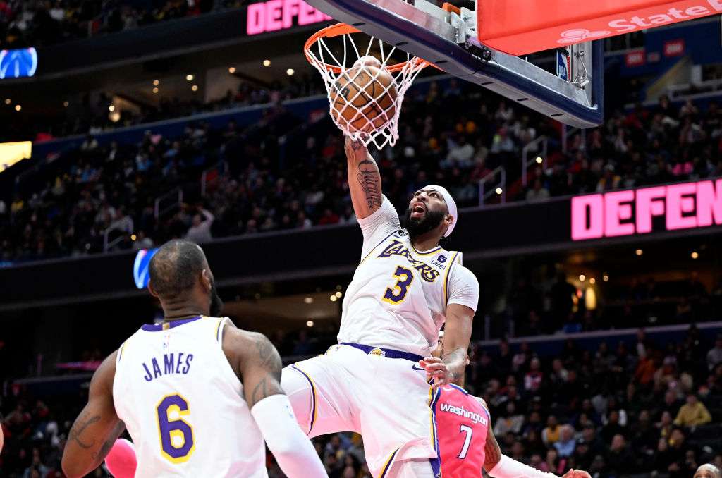 Anthony Davis iski hurjat tilastot Lakersin jatkaessa nousuvirettään
